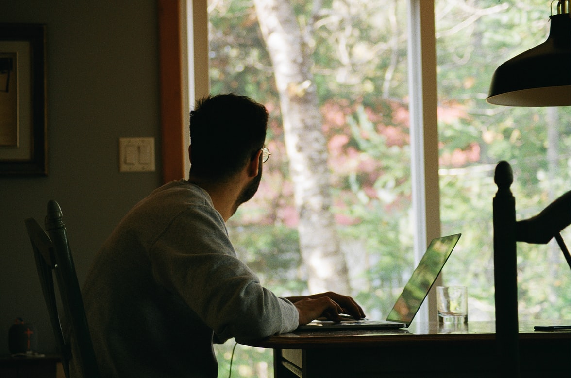 Qué trabajos se pueden hacer desde casa en 2025 - Neolo Blog Qué trabajos se pueden hacer desde casa en 2025 - Neolo Blog